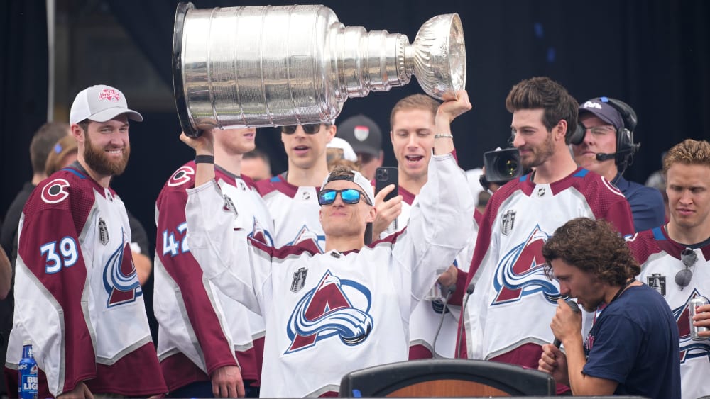 Nico Sturm kommt mit dem Stanley Cup nach Augsburg - kicker