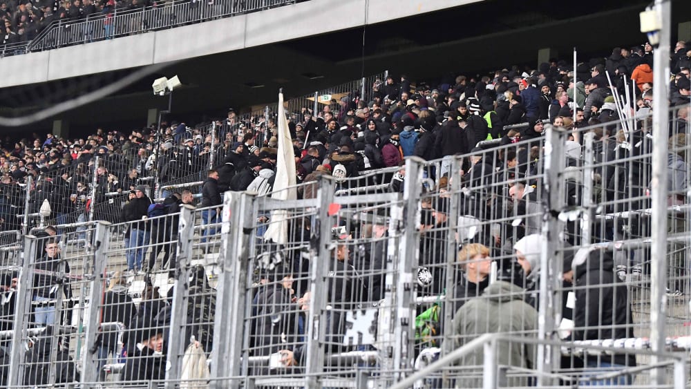 Eintracht Frankfurt: Ultras protestieren gegen Polizeieinsatz - kicker