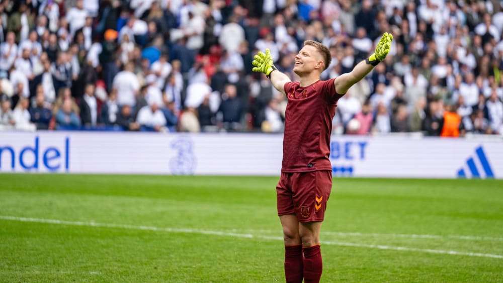 Provokanter Jubel: Elferkiller Pentz sieht nach Schlusspfiff Gelb-Rot ...