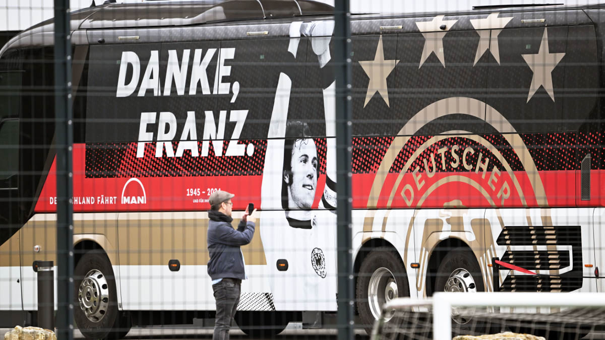 "Danke, Franz": DFB-Bus im Zeichen Beckenbauers - kicker