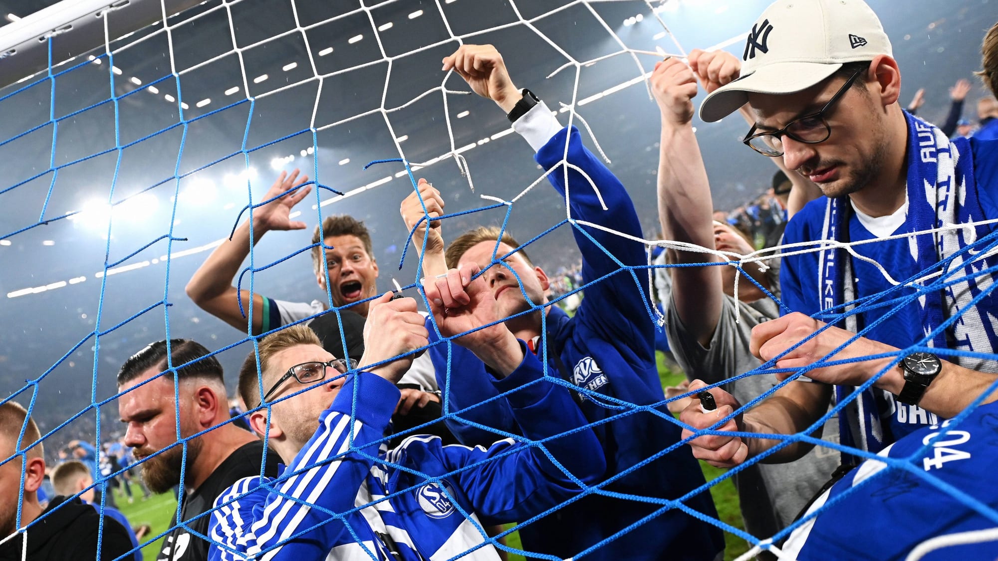 Wilde Ekstase: So feiert Schalke den Aufstieg - kicker