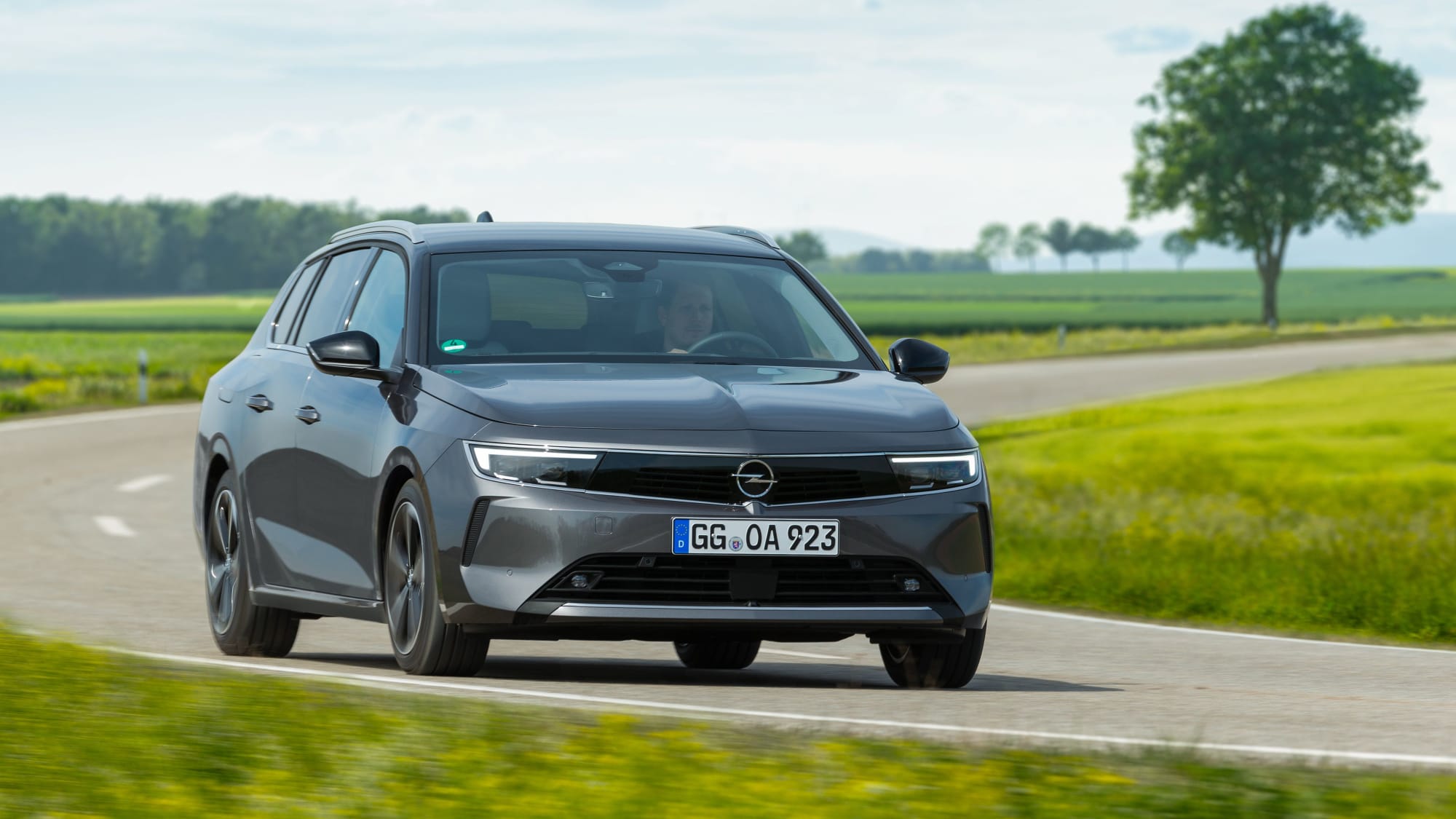Elegantes Opel Astra Sports Tourer Diesel Bilder