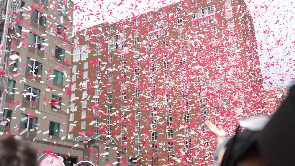 Konfetti-Parade: Stanley-Cup-Sieger Carolina feiert den Titel - kicker